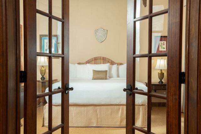 Hotel Viata | Austin Westlake Hills Retreat Among Trees