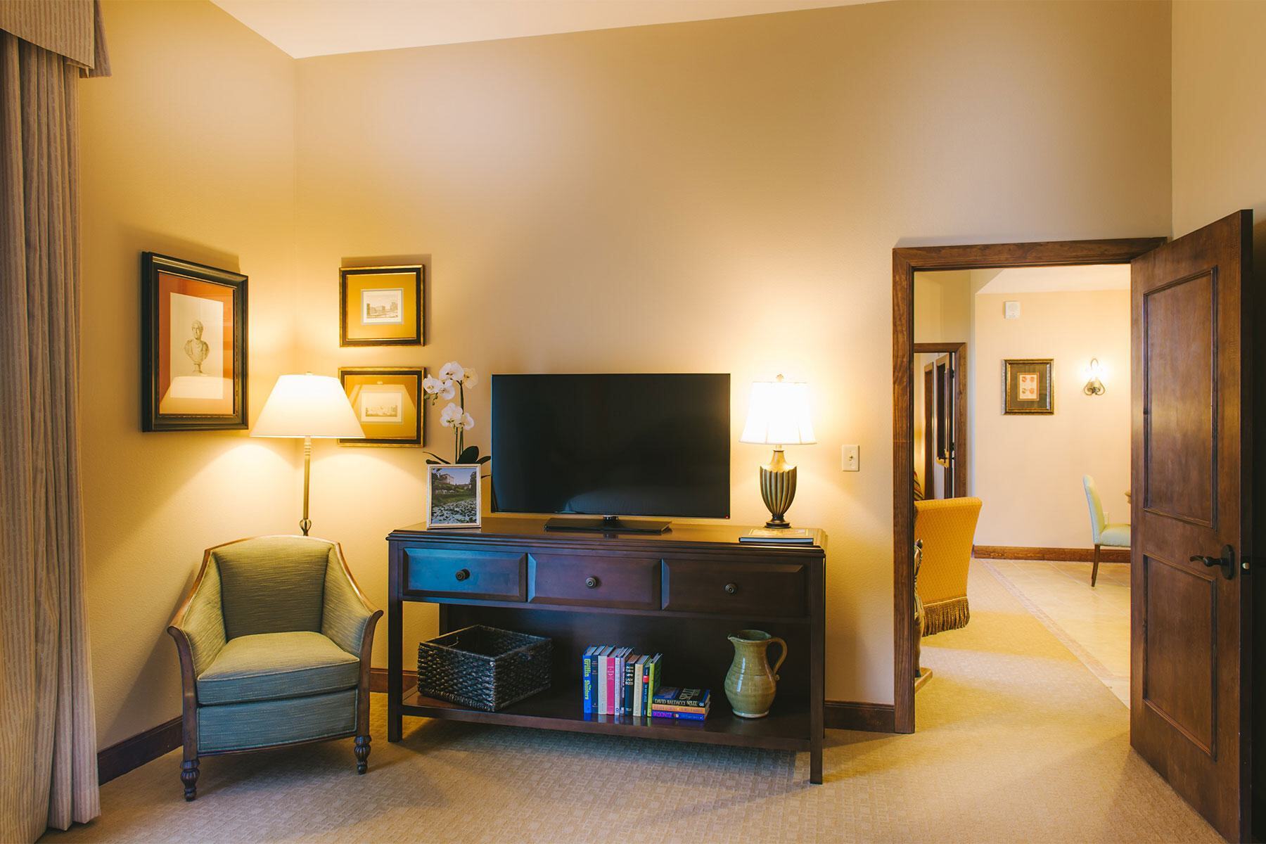 Two Bedroom Hummingbird Suite | Comfortable Austin Retreat Room